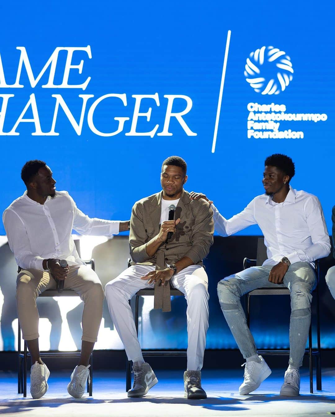 ヤニス・アデトクンボさんのインスタグラム写真 - (ヤニス・アデトクンボInstagram)「We are closer to @caff ...