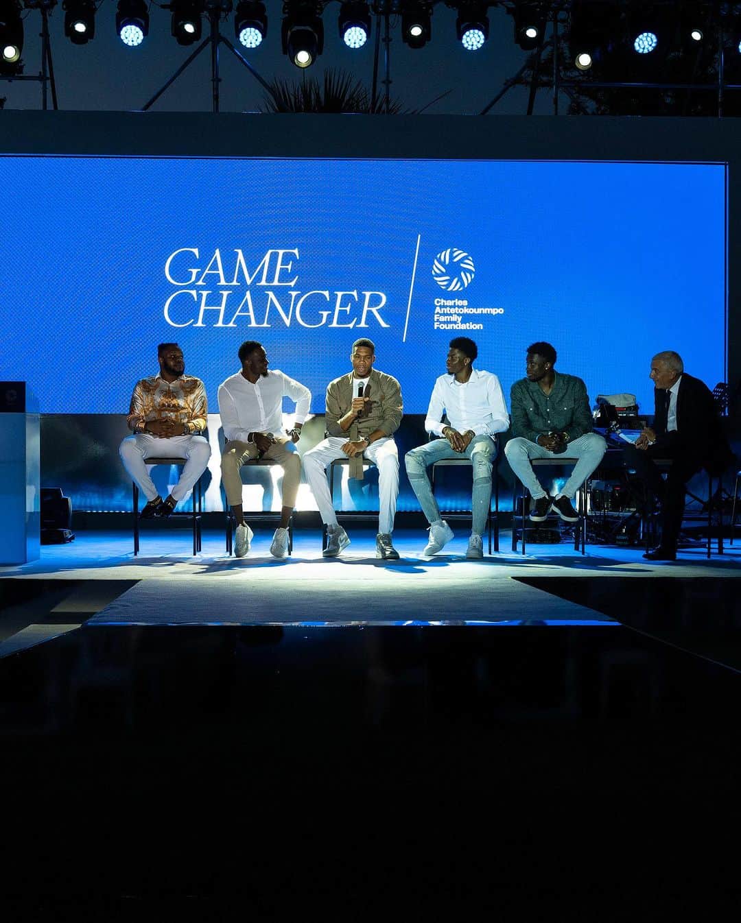 ヤニス・アデトクンボさんのインスタグラム写真 - (ヤニス・アデトクンボInstagram)「We are closer to @caff ...