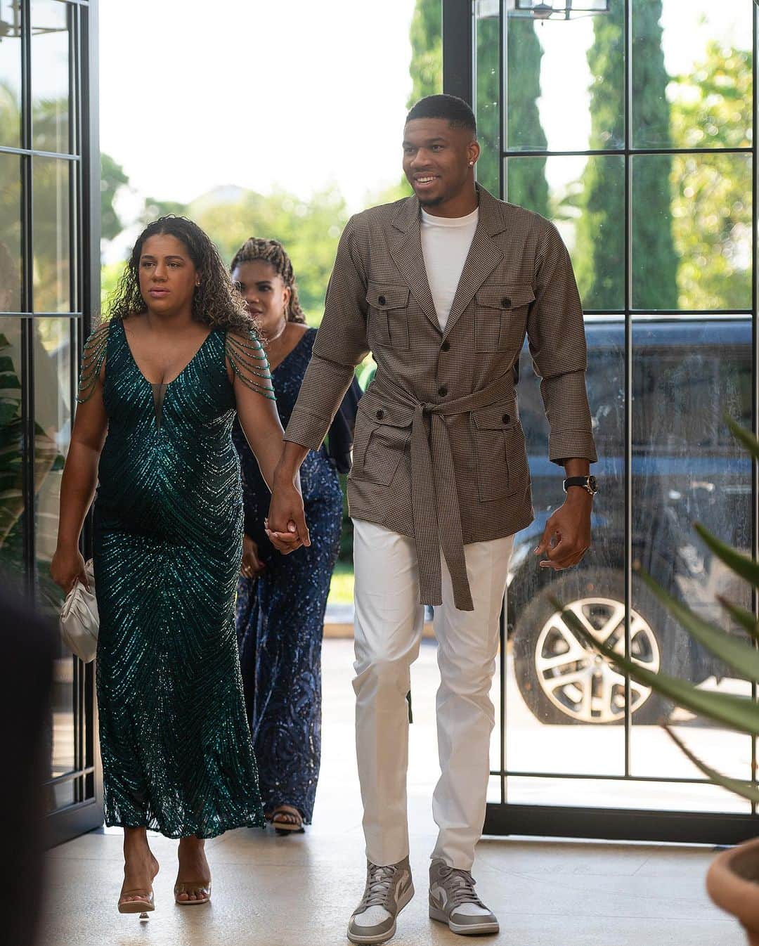 ヤニス・アデトクンボさんのインスタグラム写真 - (ヤニス・アデトクンボInstagram)「We are closer to @caff ...