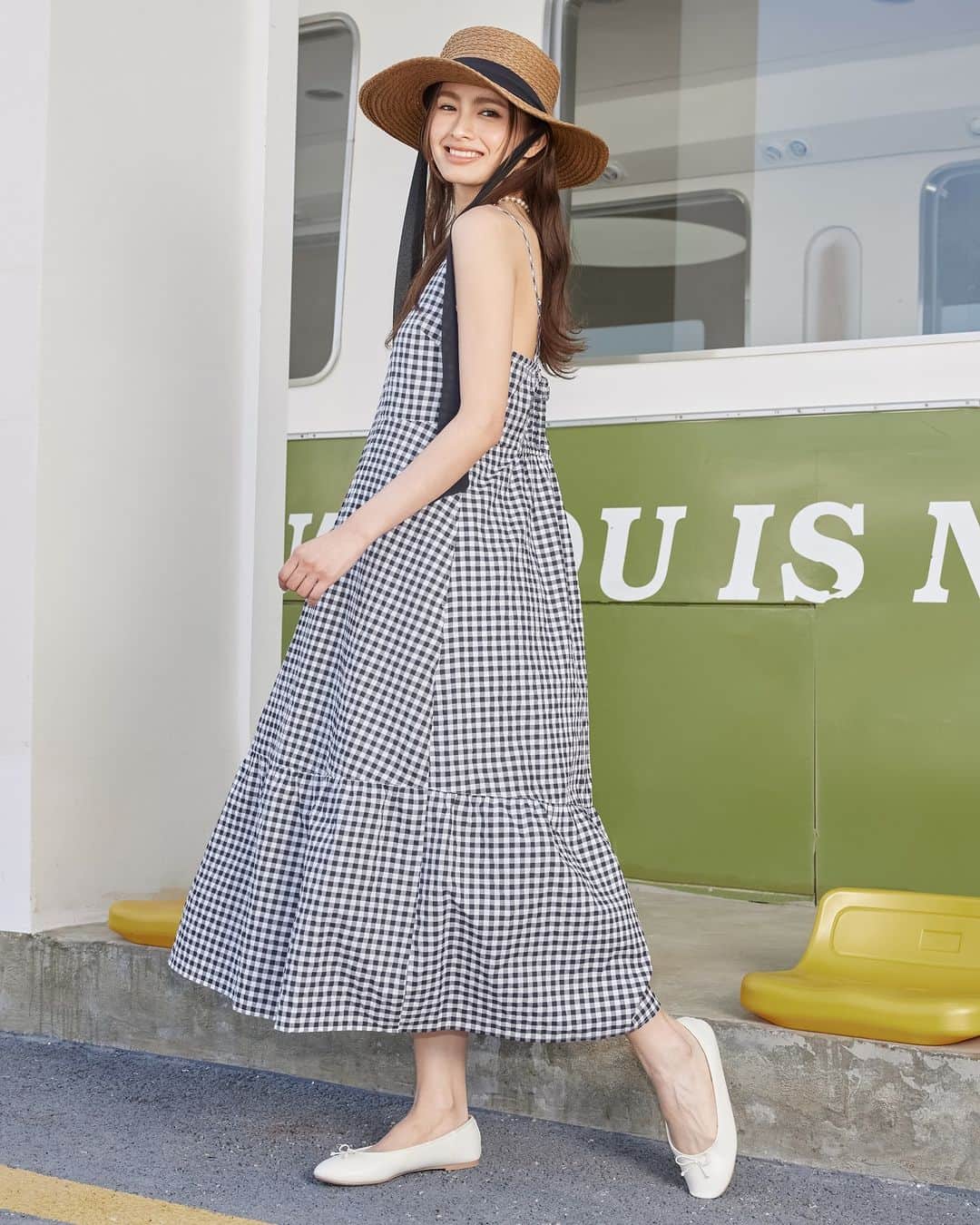 GU TAIWANさんのインスタグラム写真 - (GU TAIWANInstagram)「一件完成‼夏日外出造型🎏 #女裝窗型格紋細肩帶連身裙 ...