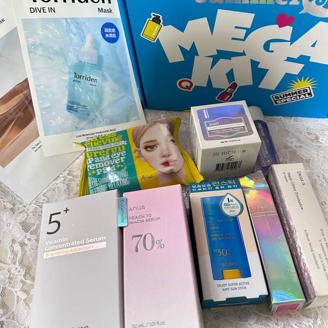 あいりさんのインスタグラム写真 - (あいりInstagram)「@qoo10.official のMEGA KIT🩵 夏バージョン☺︎ 箱の中に色んな種類のコスメや美容系が入っててテンション ...