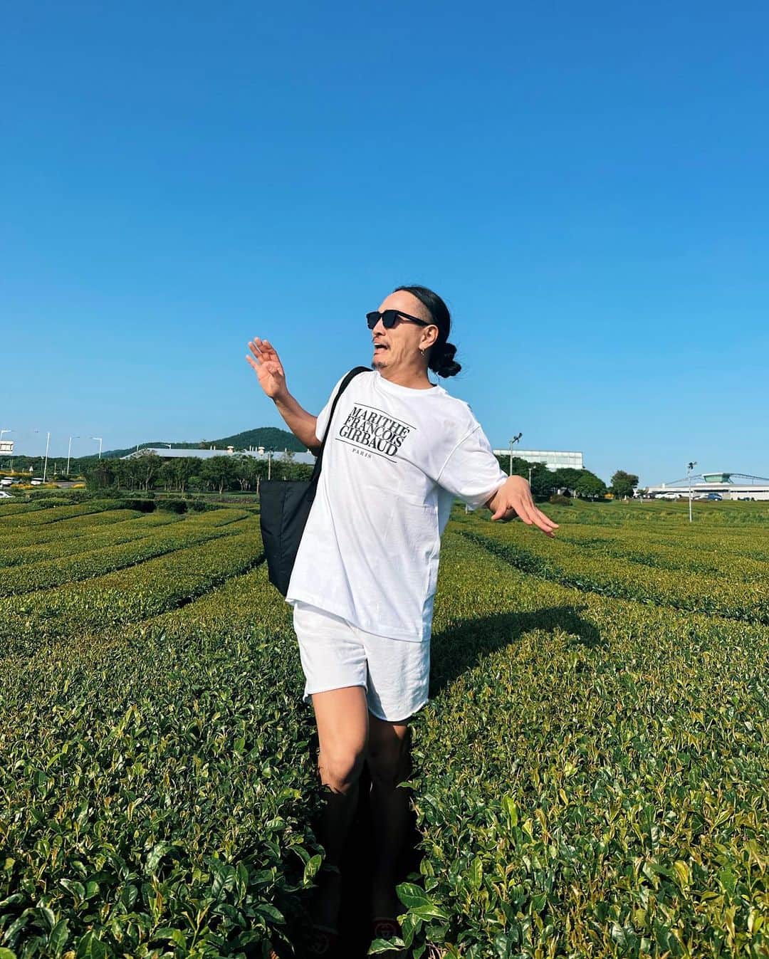 JunJunさんのインスタグラム写真 - (JunJunInstagram)「. チェジュ島の茶畑めっちゃ景色が素敵だったー🌿 2枚目の写真は虫が怖くてビビってる最中🐛😂 日焼け止めは絶対Dr ...