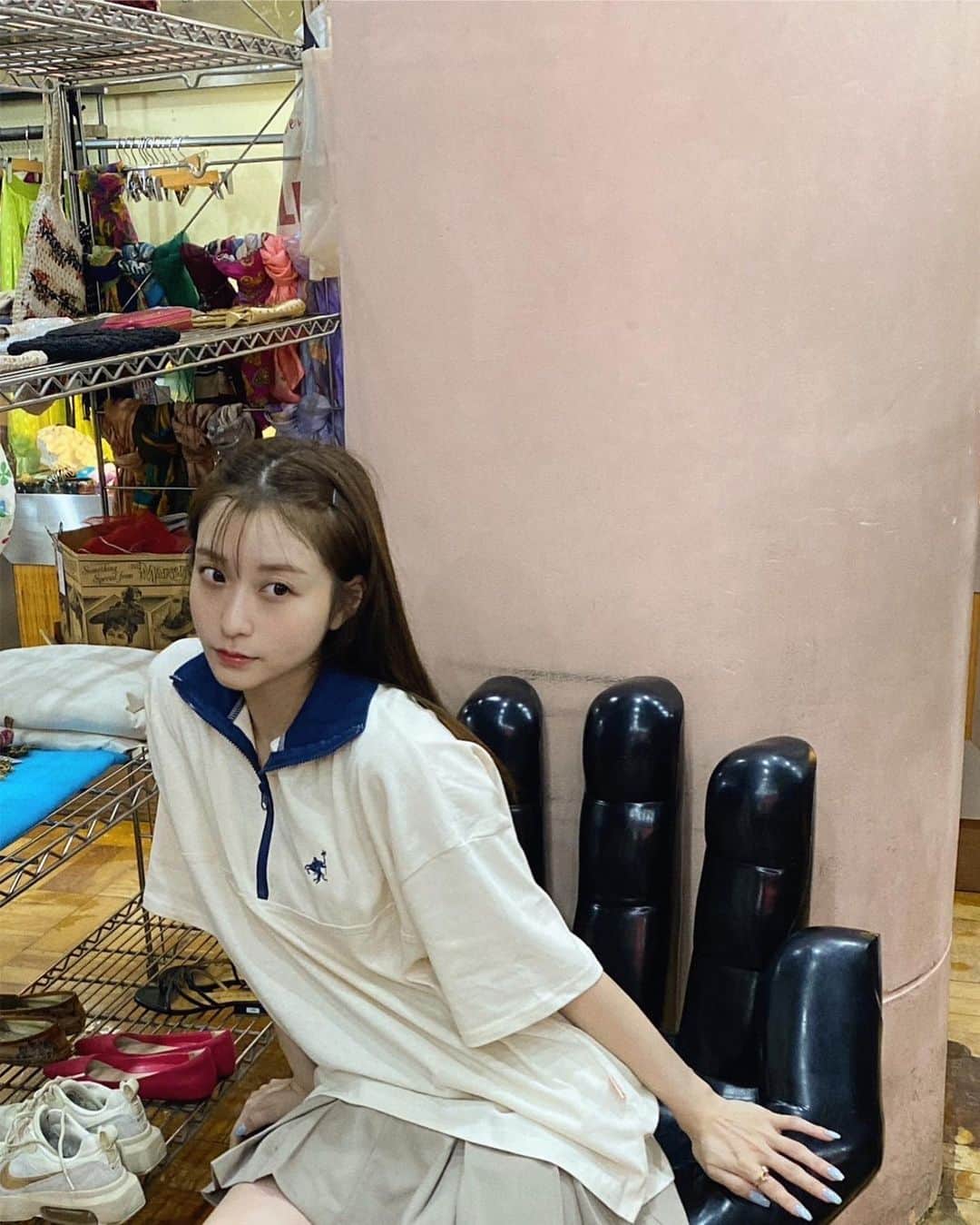 renさんのインスタグラム写真 - (renInstagram)「・ ・ 最近暑すぎるけど皆さん無事？🫠 ルーズソックスにハマってるけど もう無理よな🔥 #れんの服 トップスはジップを開けても ...