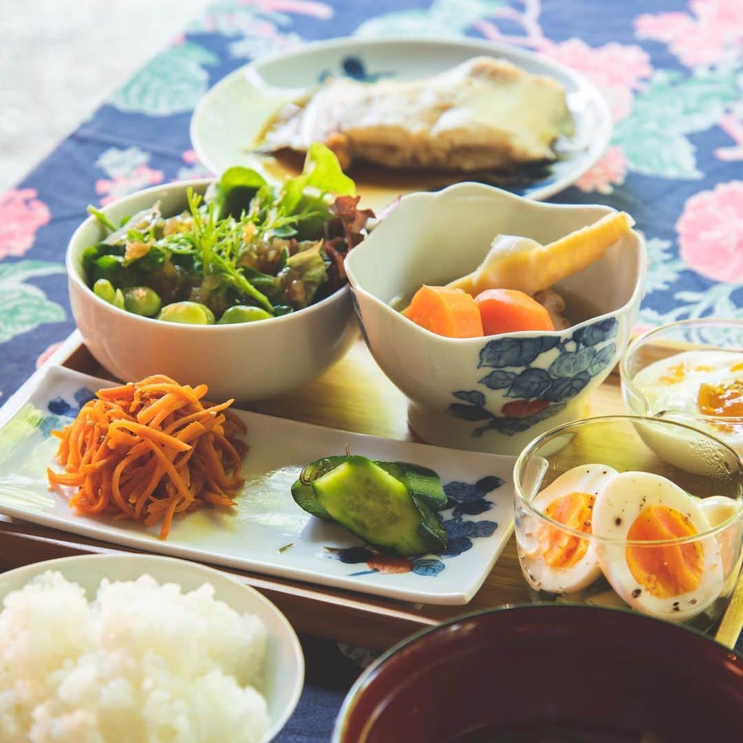 アンアンさんのインスタグラム写真 - (アンアンInstagram)「発売中の #anan 2354号は『癒しの #夏旅 へ。』特集。 海の幸はもちろん、野菜や果物も豊富な“食”の島・ #佐渡 ...