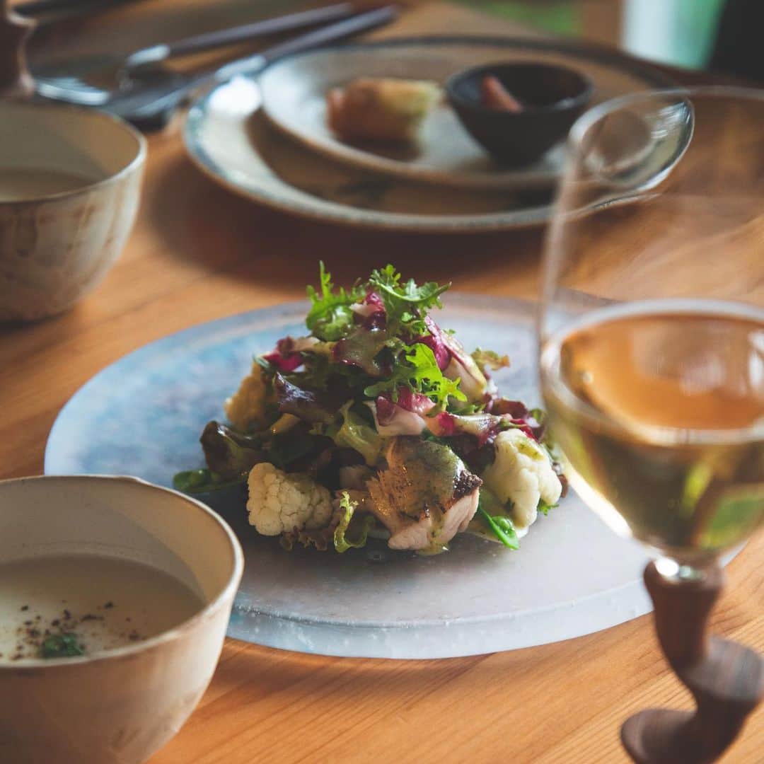 アンアンさんのインスタグラム写真 - (アンアンInstagram)「発売中の #anan 2354号は『癒しの #夏旅 へ。』特集。 海の幸はもちろん、野菜や果物も豊富な“食”の島・ #佐渡 ...