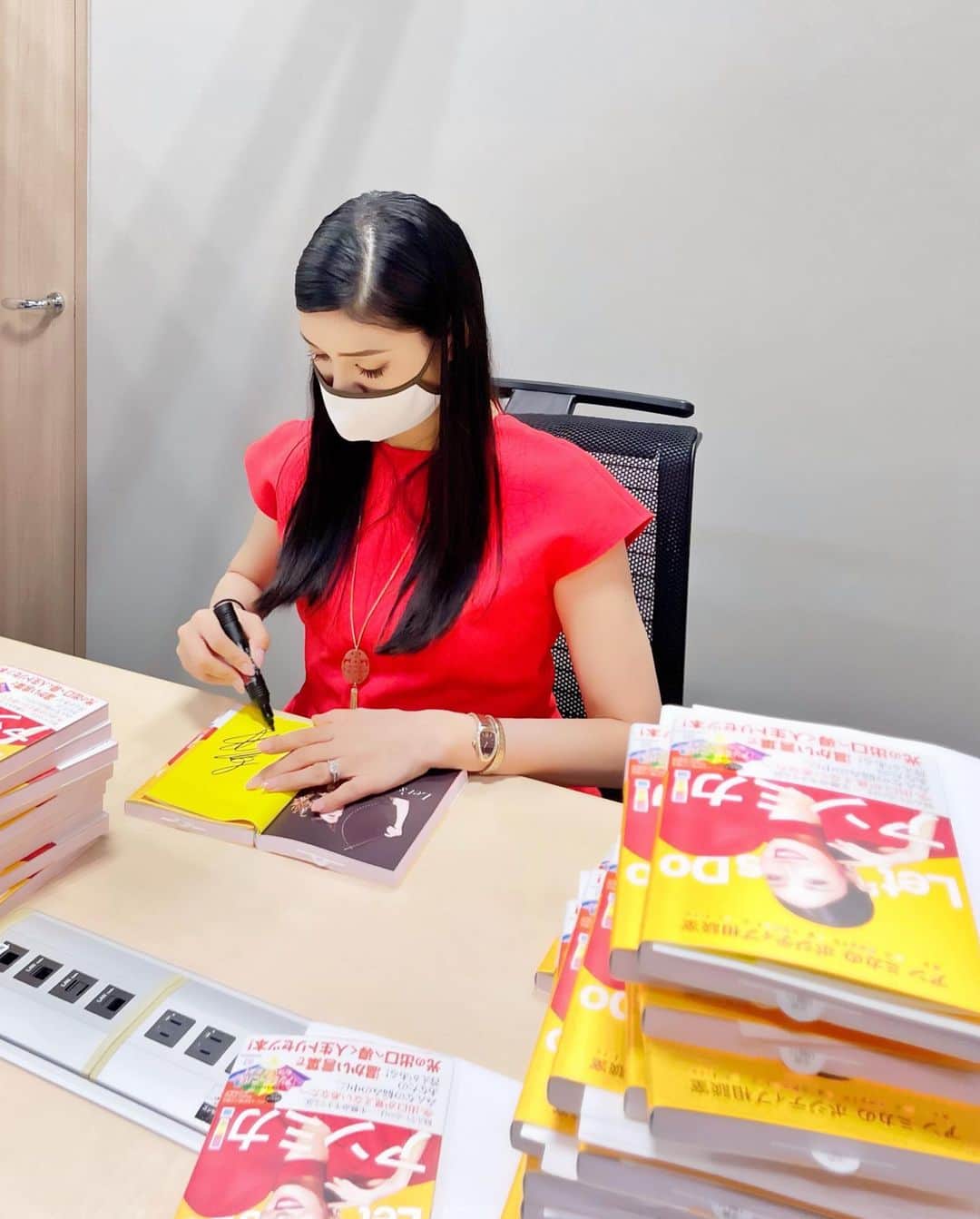 アンミカさんのインスタグラム写真 - (アンミカInstagram)「今日は【初のミニフォトブック＆悩め相談室本の新刊『Let’s Do アン ...