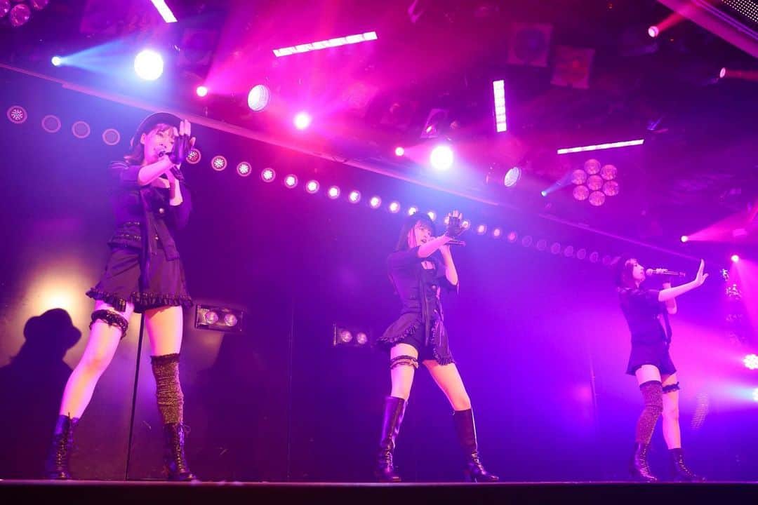 AKB48 Officialさんのインスタグラム写真 - (AKB48 OfficialInstagram)「AKB48 18期研究生💜🤍 本日劇場公演デビュー㊗️🎉💕 ⁡ 「ただいま 恋愛中 ...