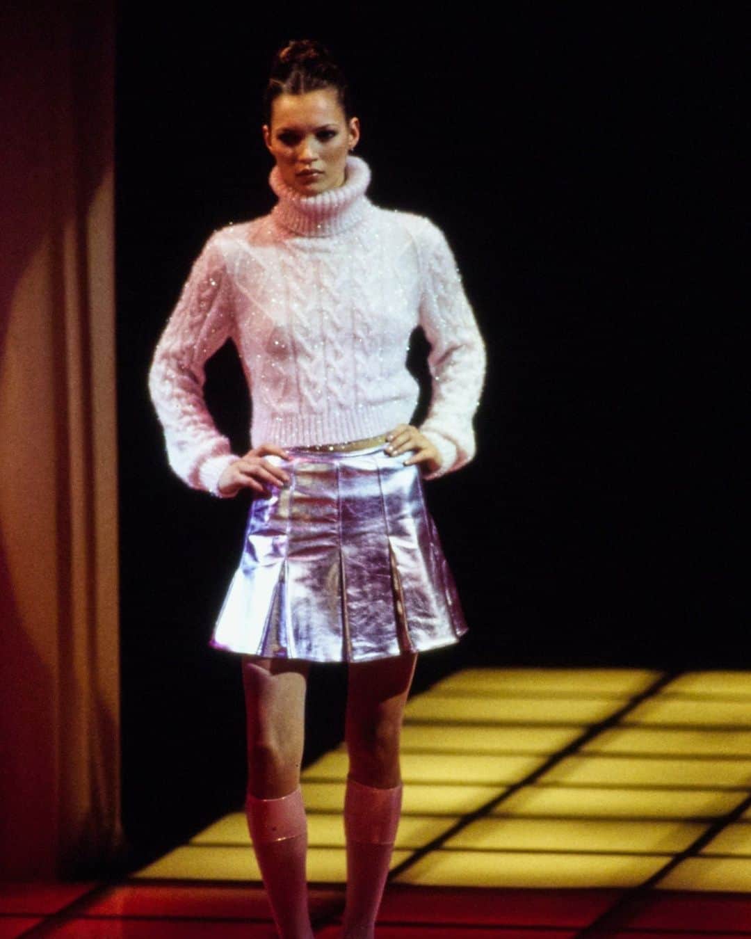 Vogueさんのインスタグラム写真 - (VogueInstagram)「#MargotRobbie has been leaning ...