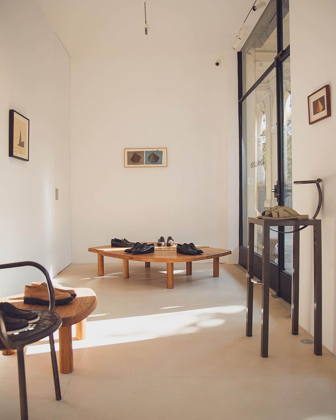 ジョンロブさんのインスタグラム写真 - (ジョンロブInstagram)「The house presented a preview of ...