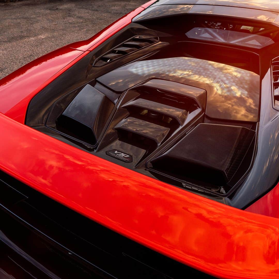 ランボルギーニさんのインスタグラム写真 - (ランボルギーニInstagram)「It is not you that follows the ...