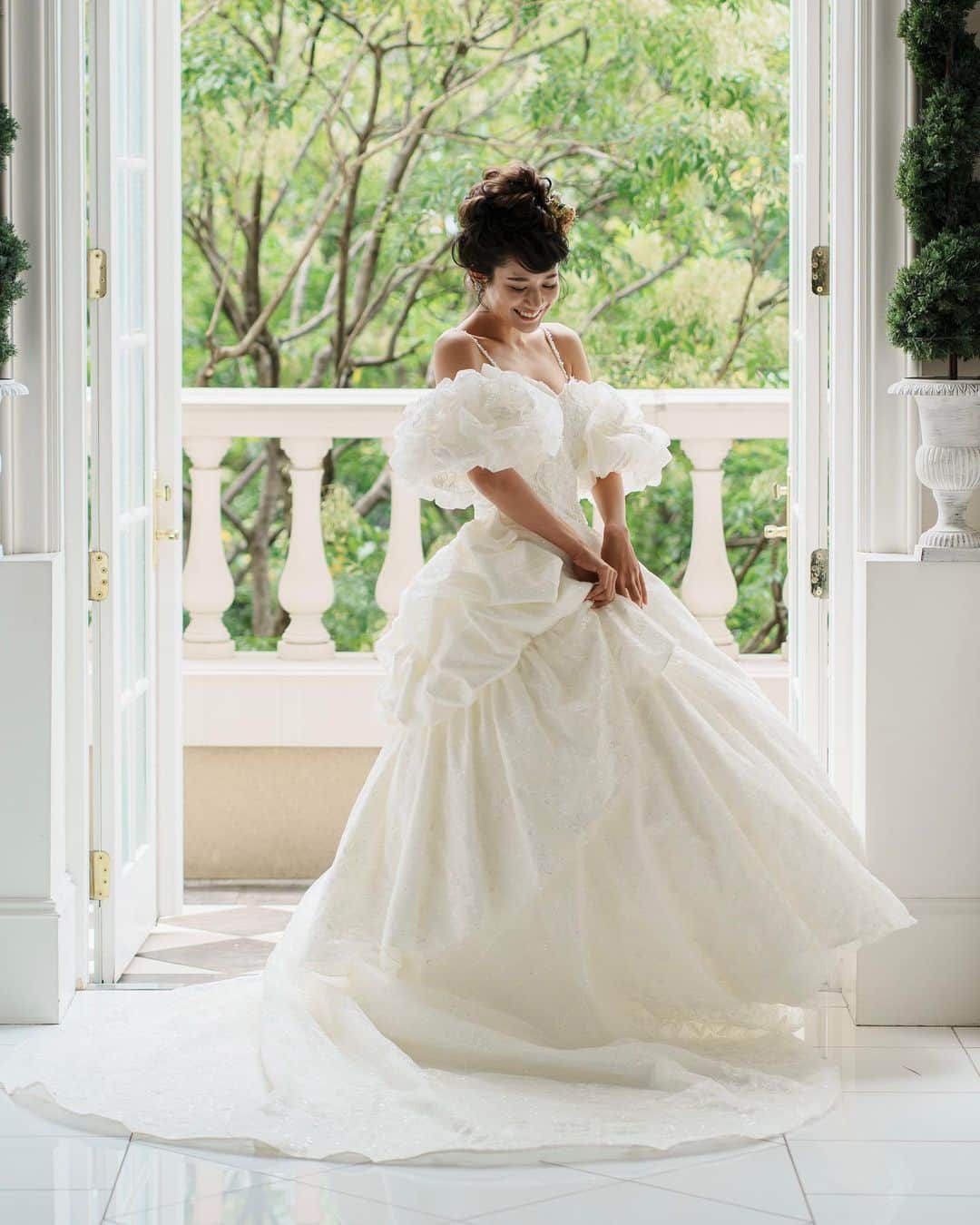 THE HANYさんのインスタグラム写真 - (THE HANYInstagram)「【Sarah ~サーラ~】 落ち着いたAラインシルエットに 華やかなバッスルが目を惹く1着。 艶やかな ...