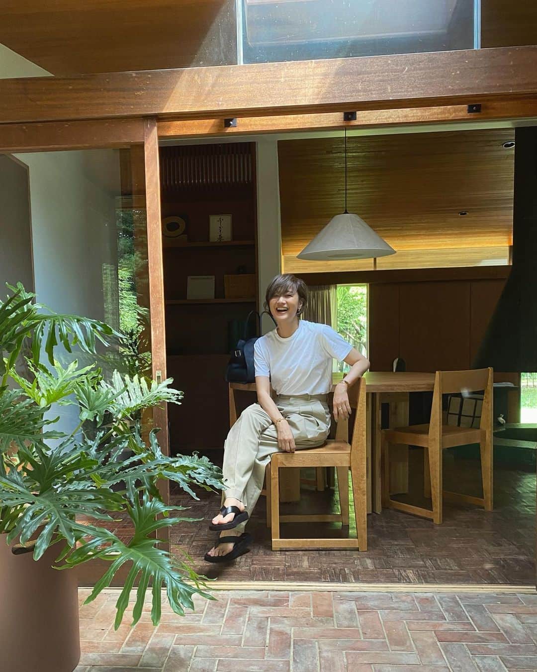 富岡佳子さんのインスタグラム写真 - (富岡佳子Instagram)「#outfit 伸びていた前髪を少しカットしました。 スワイプ2枚目 ...