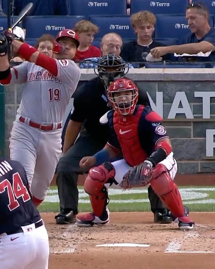 MLBさんのインスタグラム動画 - (MLBInstagram)「@JoeyVotto didn’t want to let the rookies have all the fun.」7月4 ...