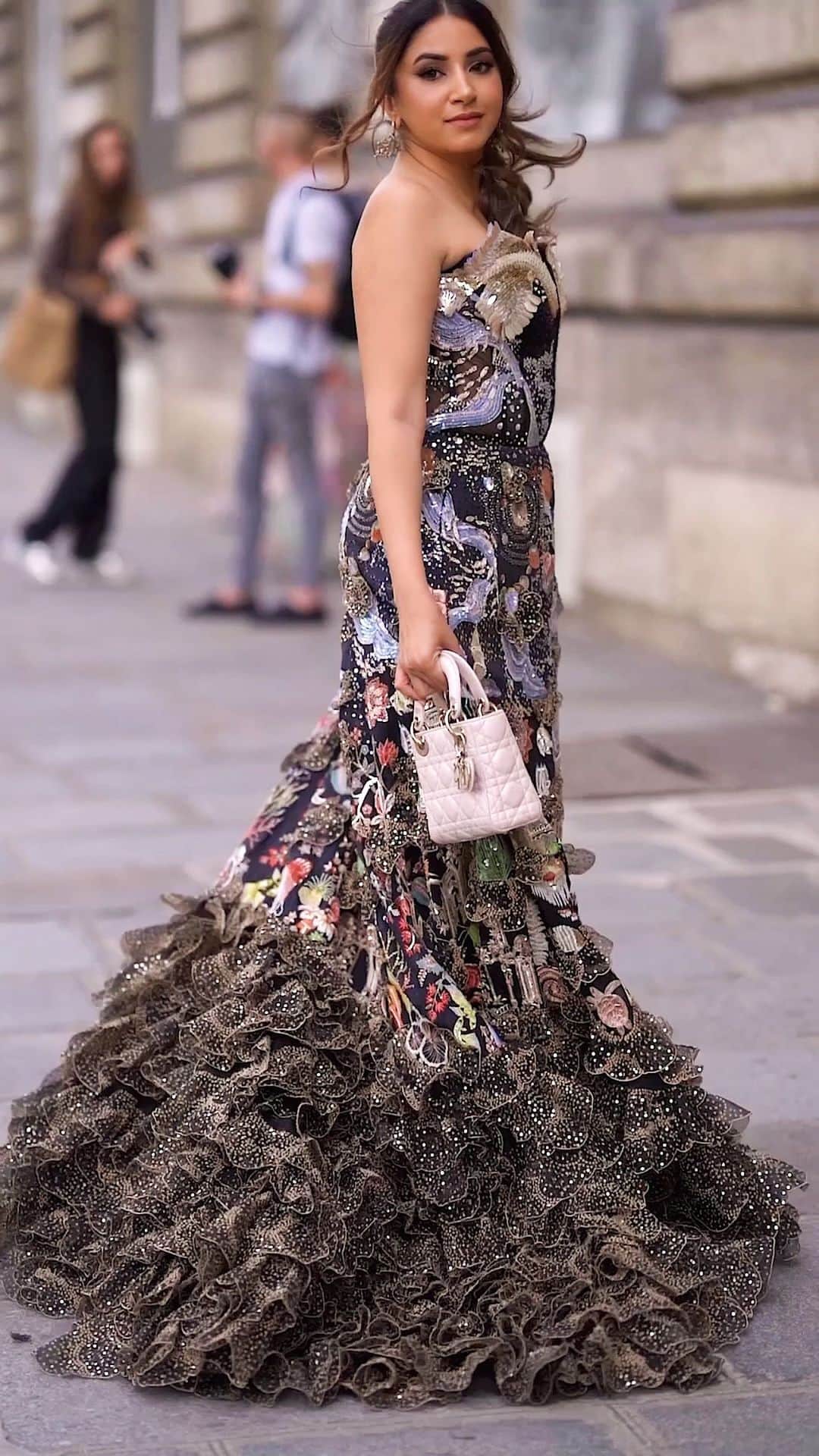 Aashna Shroffさんのインスタグラム動画 - (Aashna ShroffInstagram)「COUTURE WEEK BABY ...