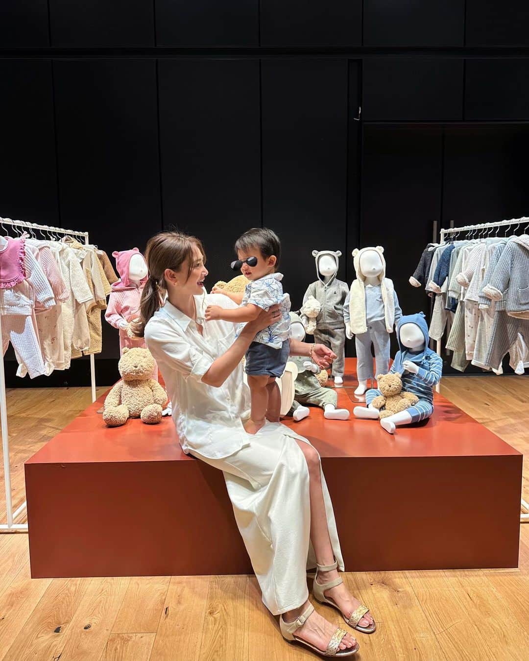 里海さんのインスタグラム写真 - (里海Instagram)「私の彼氏も思う存分ハイハイして 楽しんでました！！ @gap_jp @gapkids_jp の 2023 fall ...