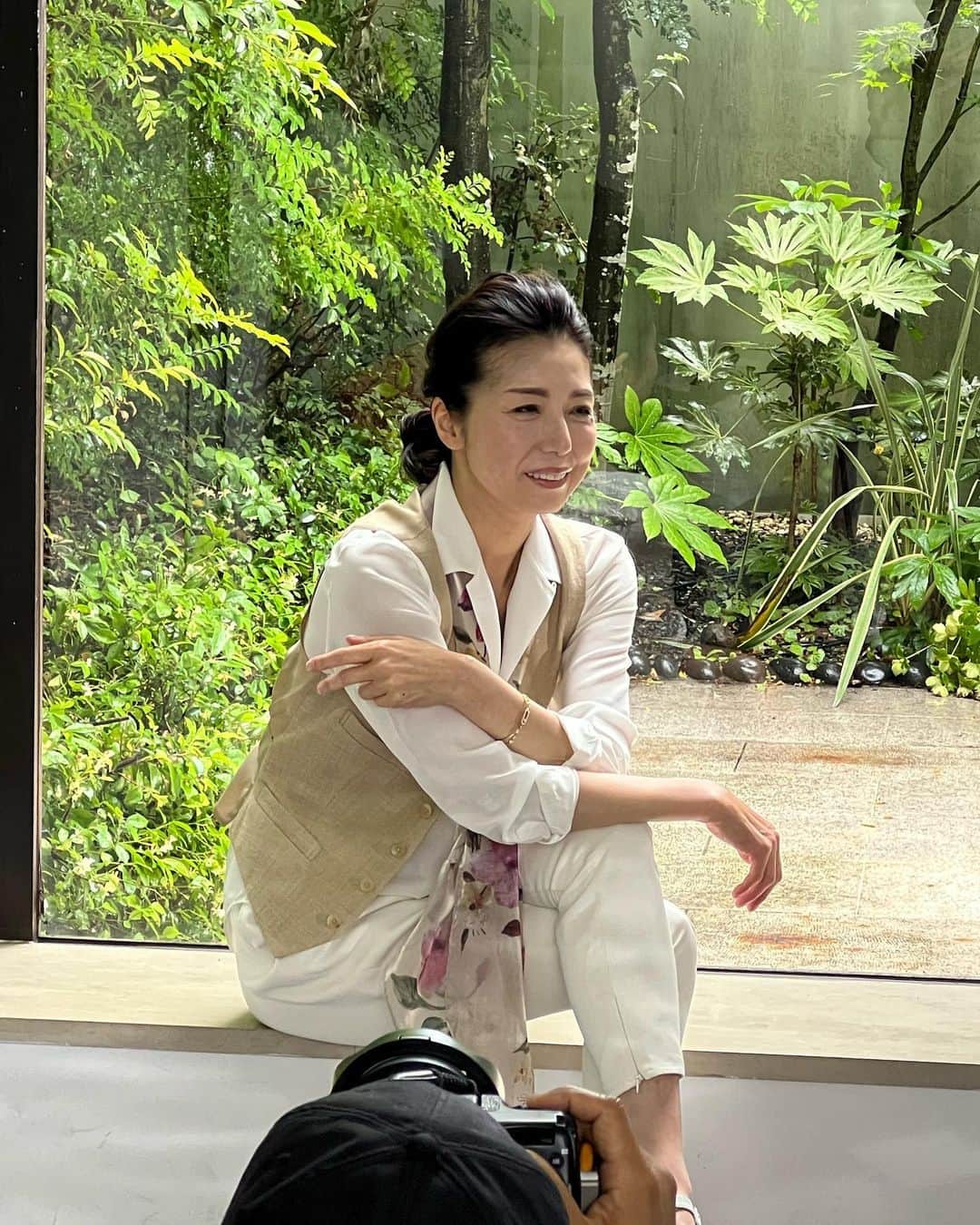 高橋ひとみさんのインスタグラム写真 高橋ひとみinstagram 「現在発売中の『美st』8月号の撮影風景📸 衣装