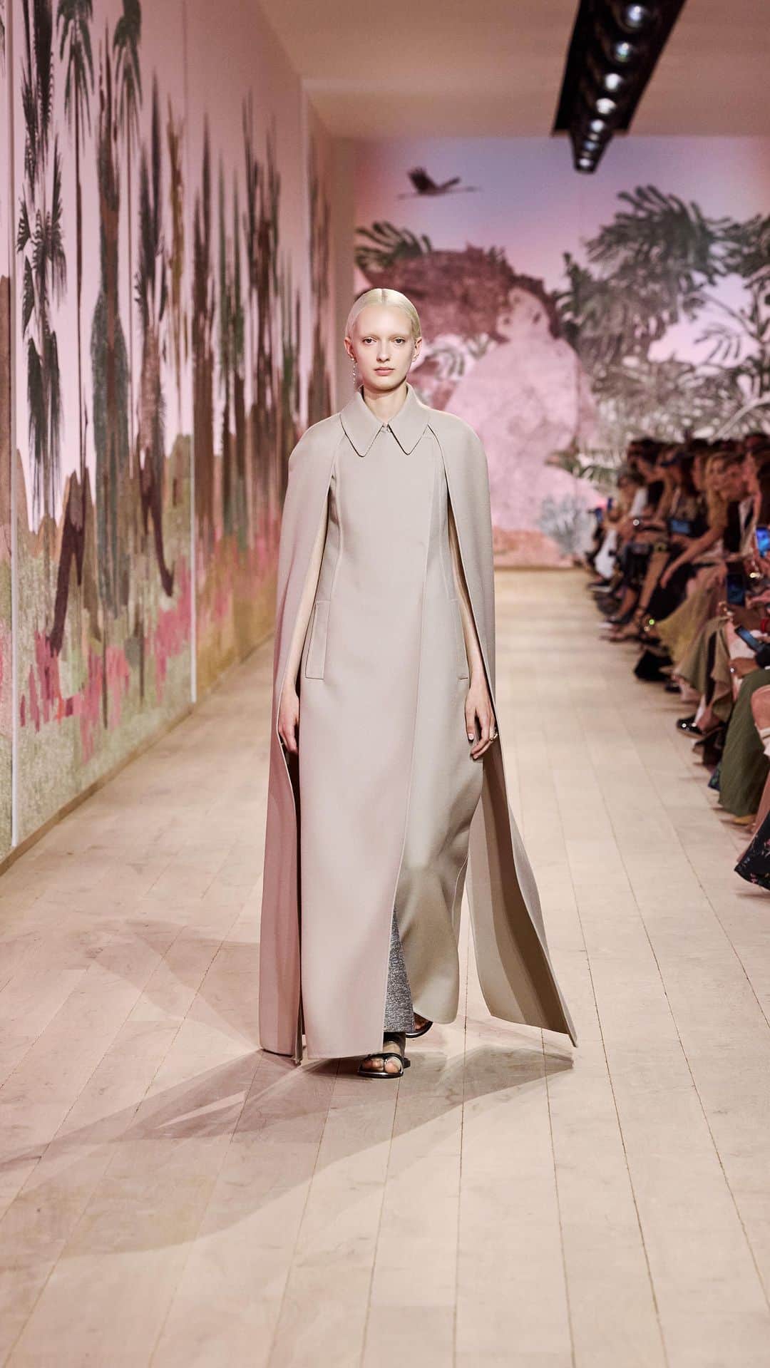 クリスチャンディオールさんのインスタグラム動画 - (クリスチャンディオールInstagram)「Structured, free ...