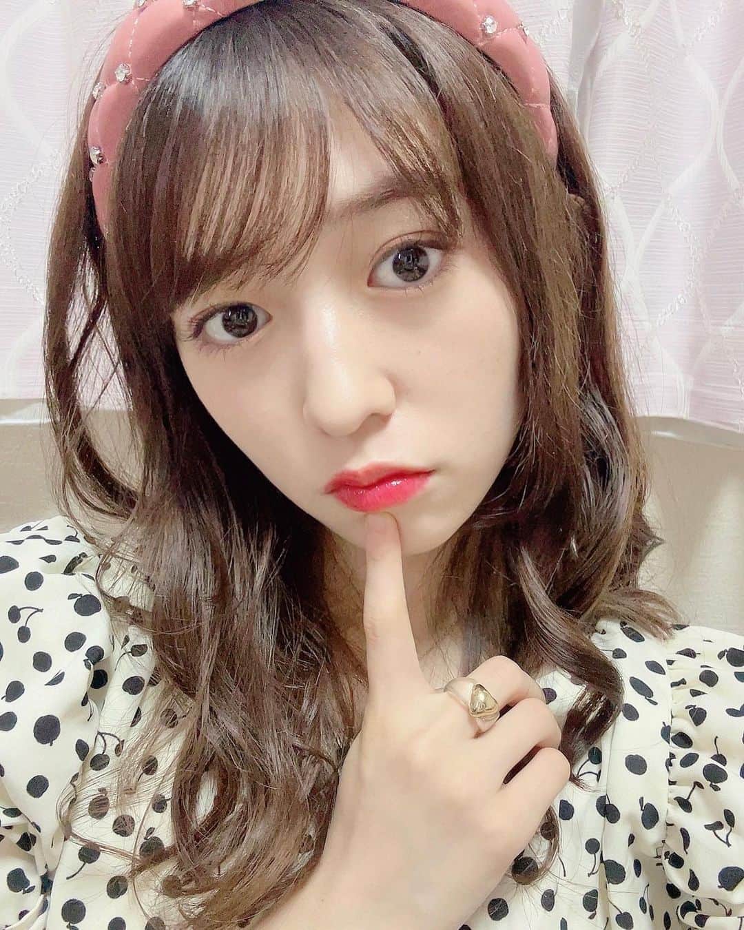 小泉遥香さんのインスタグラム写真 - (小泉遥香Instagram)「￤𝓶𝓾𝓷𝔂𝓾…🩷🫰 むにゅっ。する？ headband&ring…@mel_cinna_official 🫶 #自撮り ...