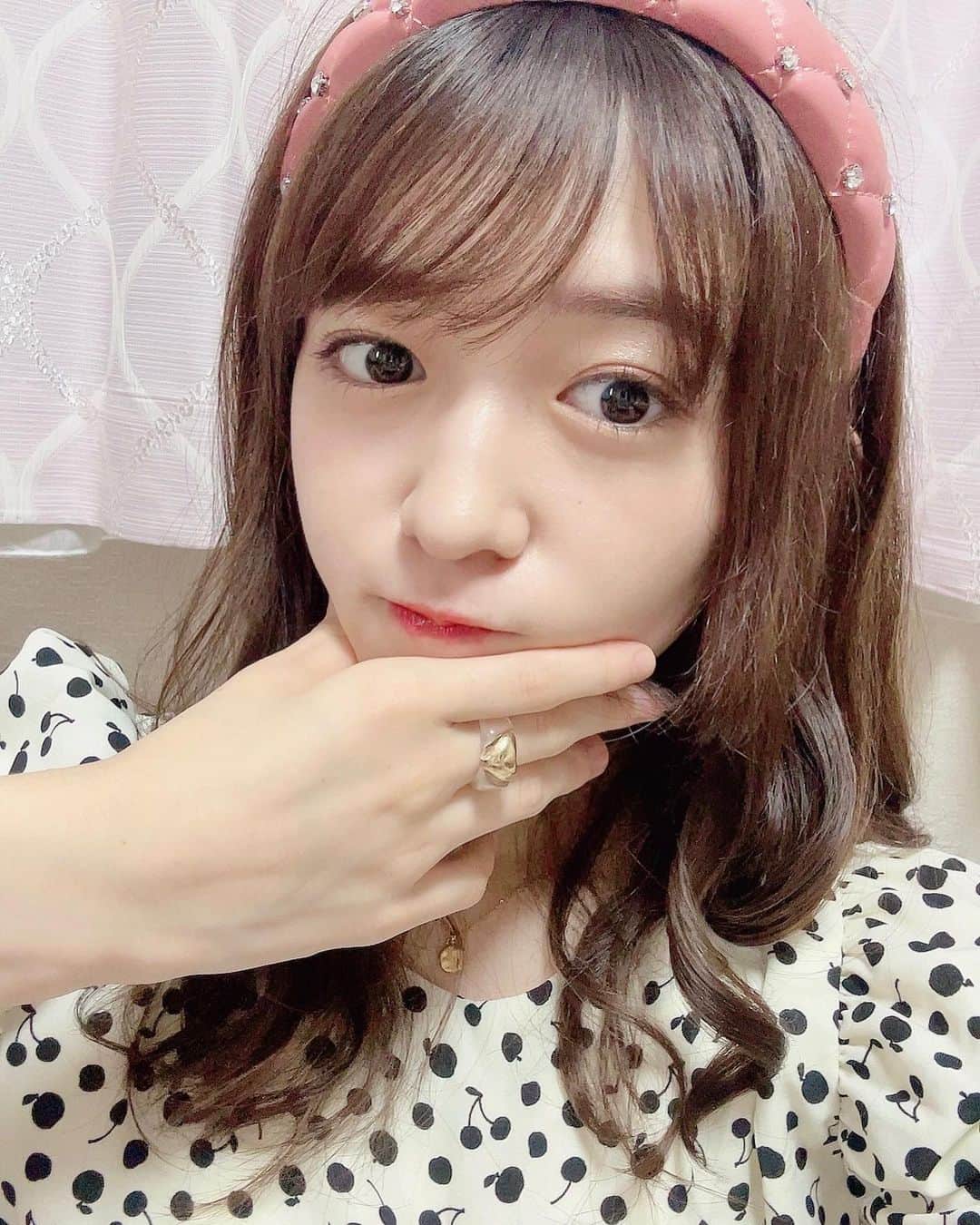 小泉遥香さんのインスタグラム写真 - (小泉遥香Instagram)「￤𝓶𝓾𝓷𝔂𝓾…🩷🫰 むにゅっ。する？ headband&ring…@mel_cinna_official 🫶 #自撮り ...