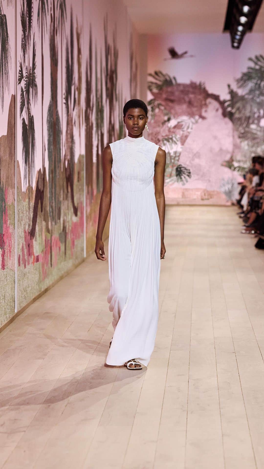 クリスチャンディオールさんのインスタグラム動画 - (クリスチャンディオールInstagram)「For #DiorCouture ...