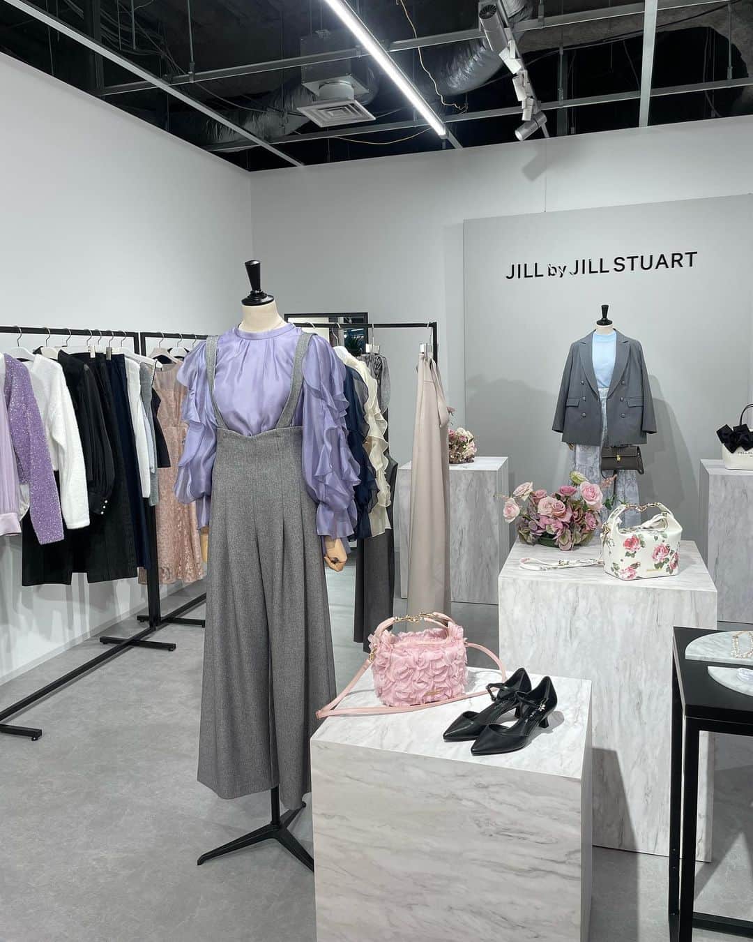 吉村花音さんのインスタグラム写真 - (吉村花音Instagram)「. @jillstuart.jp の展示会にお邪魔してきたよ🤍🤍 可愛いお洋服から大人っぽいモード系のお洋服まで揃ってて ...