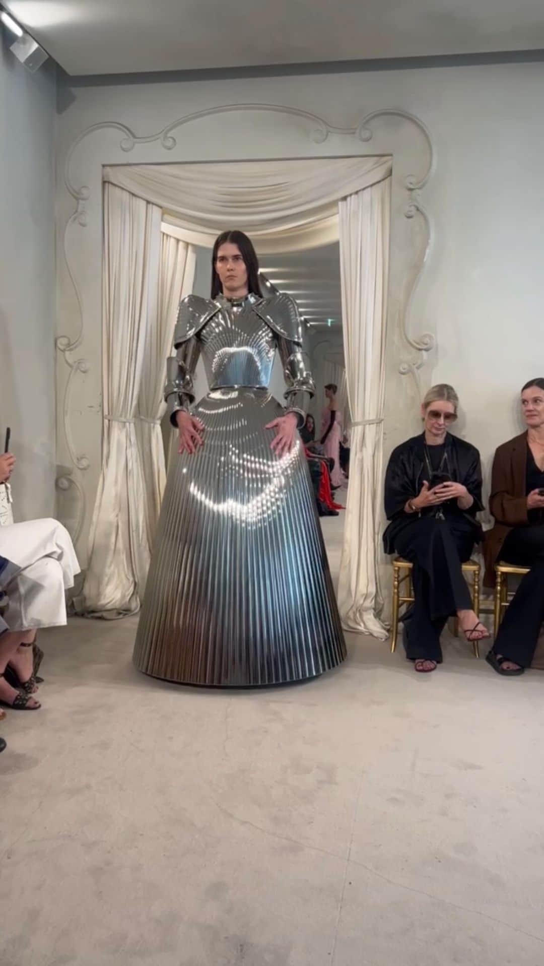 Vogue Runwayさんのインスタグラム動画 - (Vogue RunwayInstagram)「Joan of Arc ...