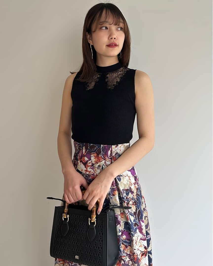 snidelさんのインスタグラム写真 - (snidelInstagram)「【SNIDEL】LAST SUMMER Autumn is coming soon 精緻的透膚蕾絲領子，採用貼身 ...