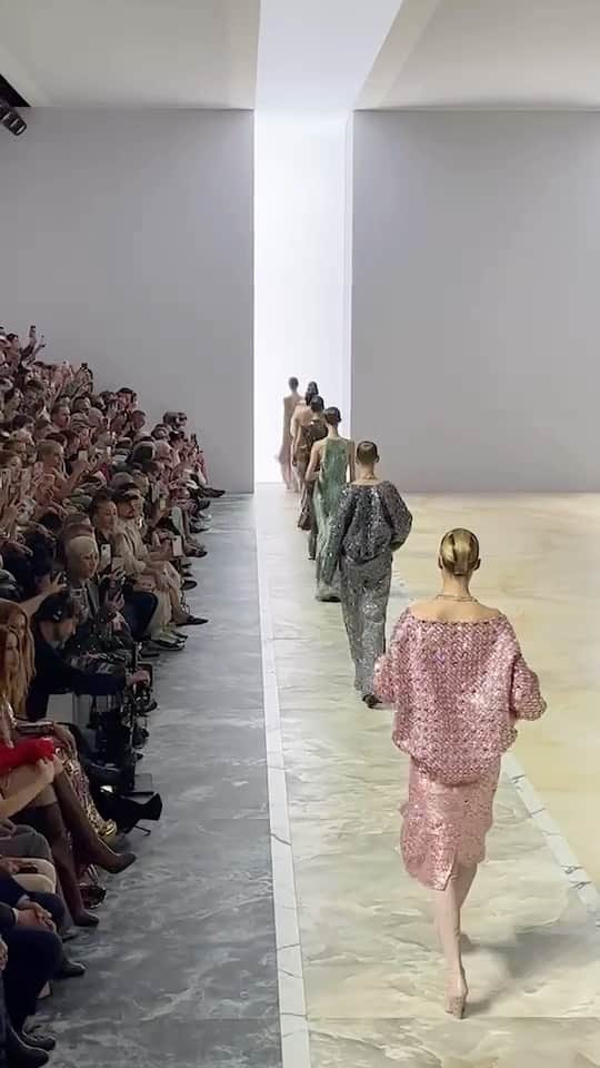 WWDジャパンさんのインスタグラム動画 - (WWDジャパンInstagram)「【#WWDJAPANクチュール取材】「フェンディ（FENDI）」が2023-24年秋冬オートクチュール ...