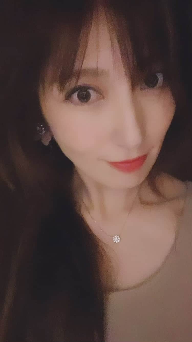 熊田曜子さんのインスタグラム動画 - (熊田曜子Instagram)「一目惚れしたワンピース💕 ベージュを着てるけど 迷ったブラックもオーダー ...