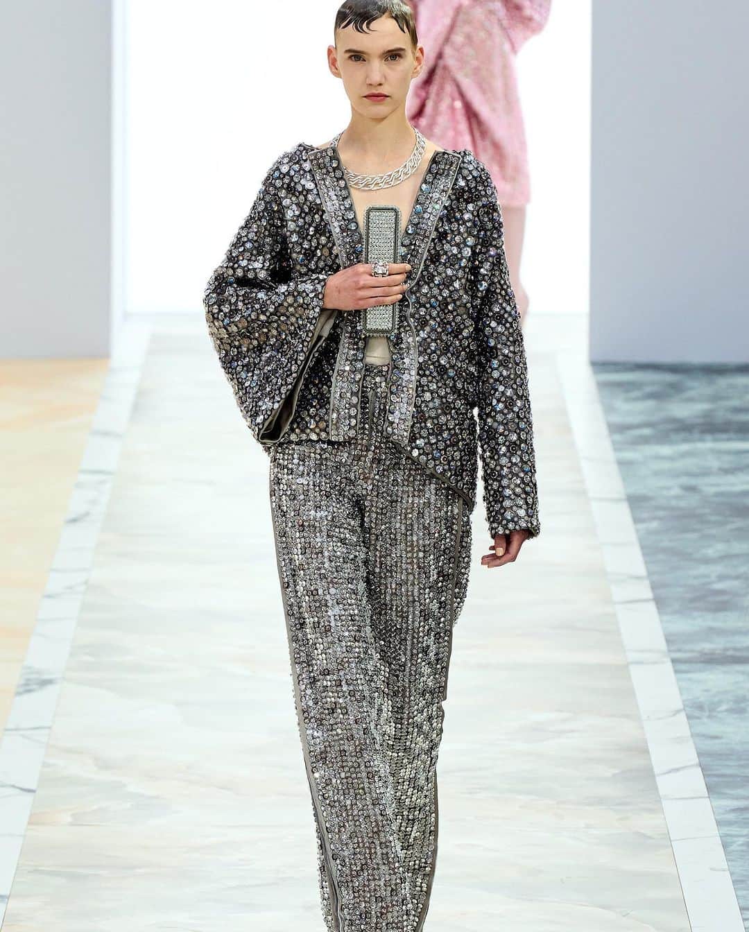 ELLE Brasilさんのインスタグラム写真 - (ELLE BrasilInstagram)「A @fendi encerrou a ...