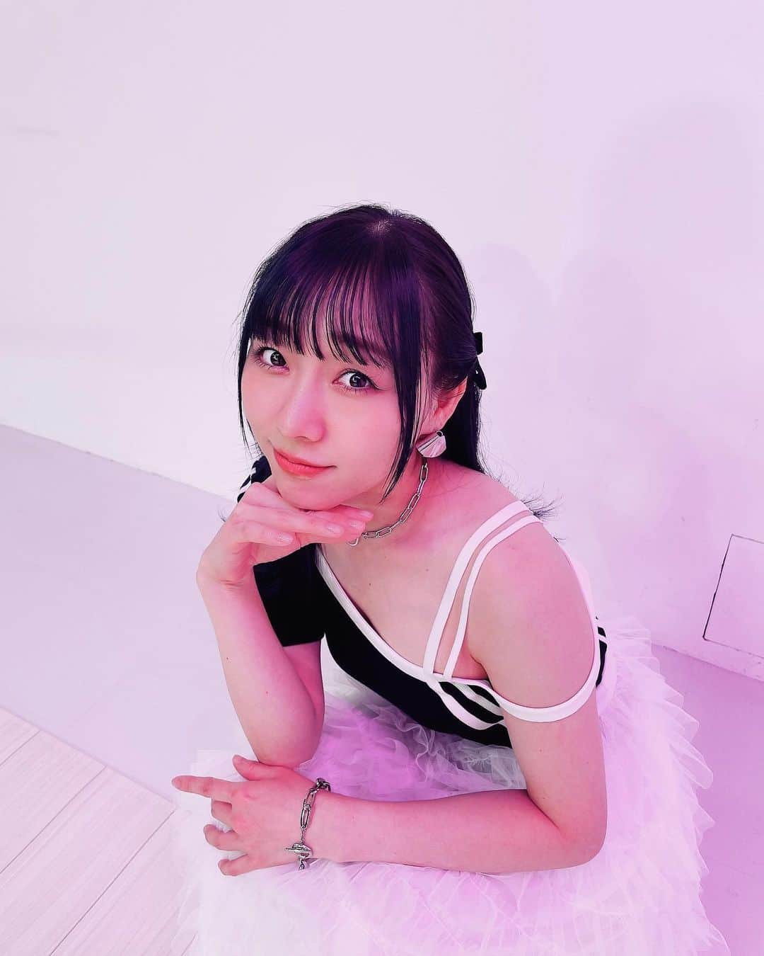 須田亜香里さんのインスタグラム写真 須田亜香里instagram 「先週と先々週の衣装も可愛かった🖤 髪色はブルーブラックのとき。 次は