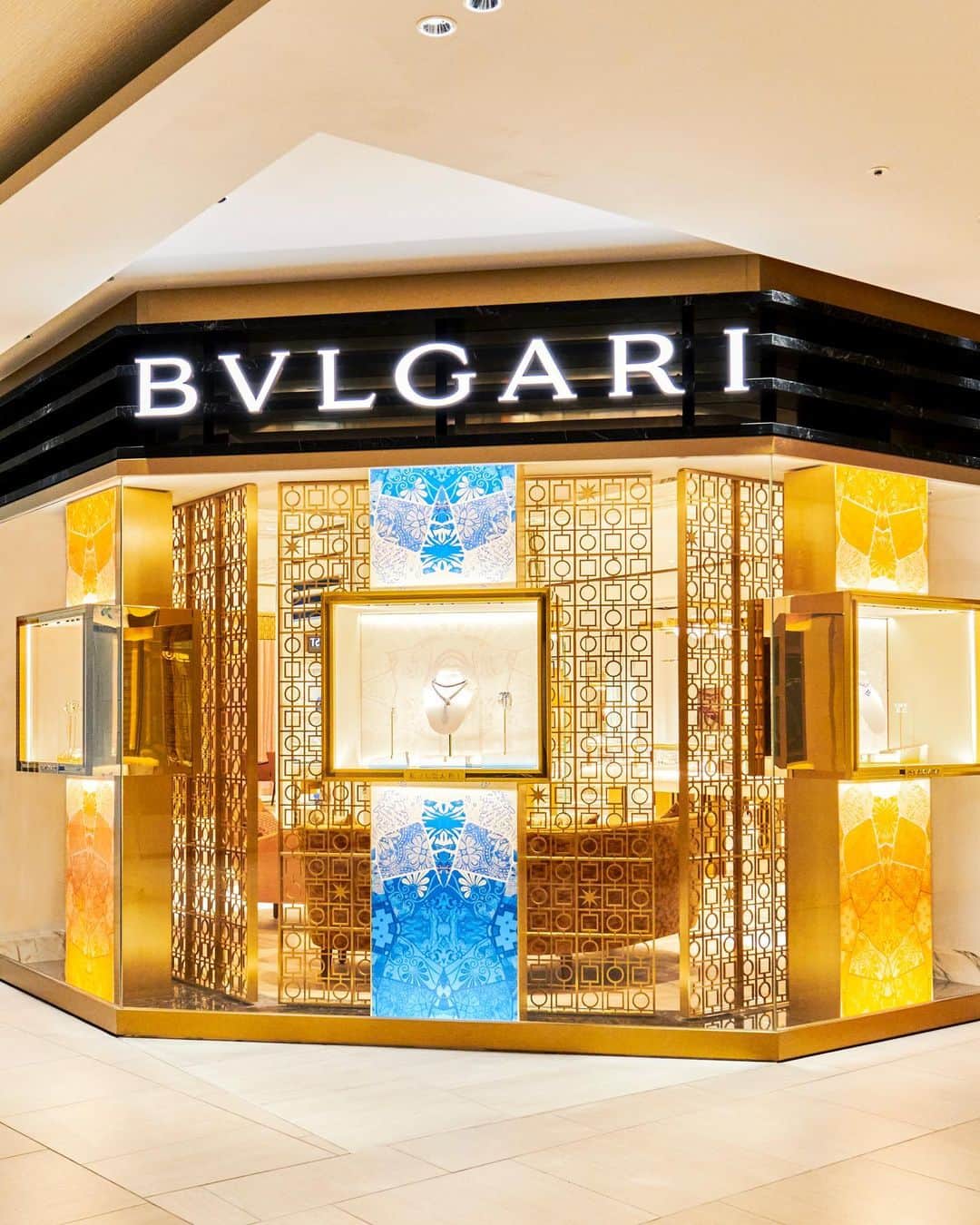 鈴木えみさんのインスタグラム写真 - (鈴木えみInstagram)「@Bulgari ブルガリが本日7/22にGINZA SIXにNew open👏🏻広々としたエレガントな空間... ㅤㅤㅤ ...