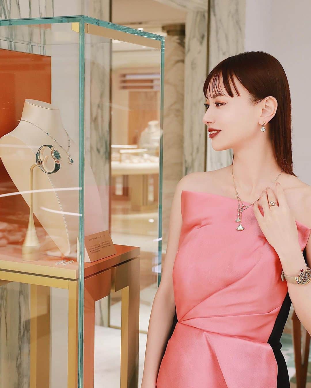 鈴木えみさんのインスタグラム写真 - (鈴木えみInstagram)「@Bulgari ブルガリが本日7/22にGINZA SIXにNew open👏🏻広々としたエレガントな空間... ㅤㅤㅤ ...