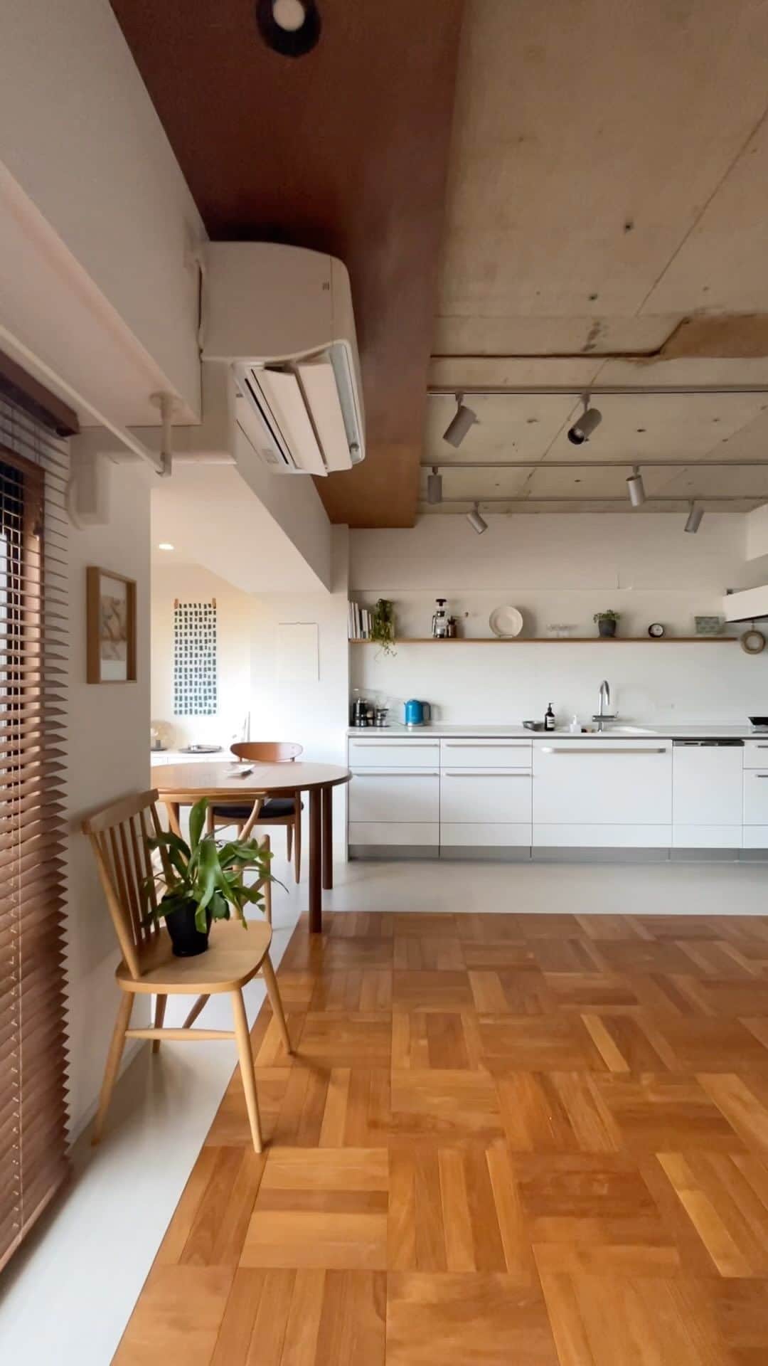 nuリノベーションさんのインスタグラム動画 - (nuリノベーションInstagram)「「ナカソト」 2LDK/56.82㎡/FAMILY 有機質と無機質がほどよくミックスされた、北欧 ...