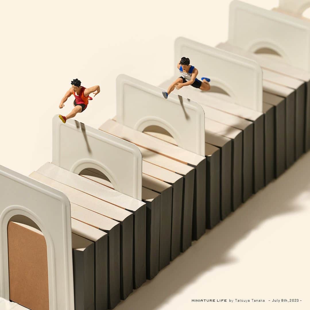 田中達也さんのインスタグラム写真 - (田中達也Instagram)「⠀ “Big Hurdles” ⠀ 読書のハードルが高い ...