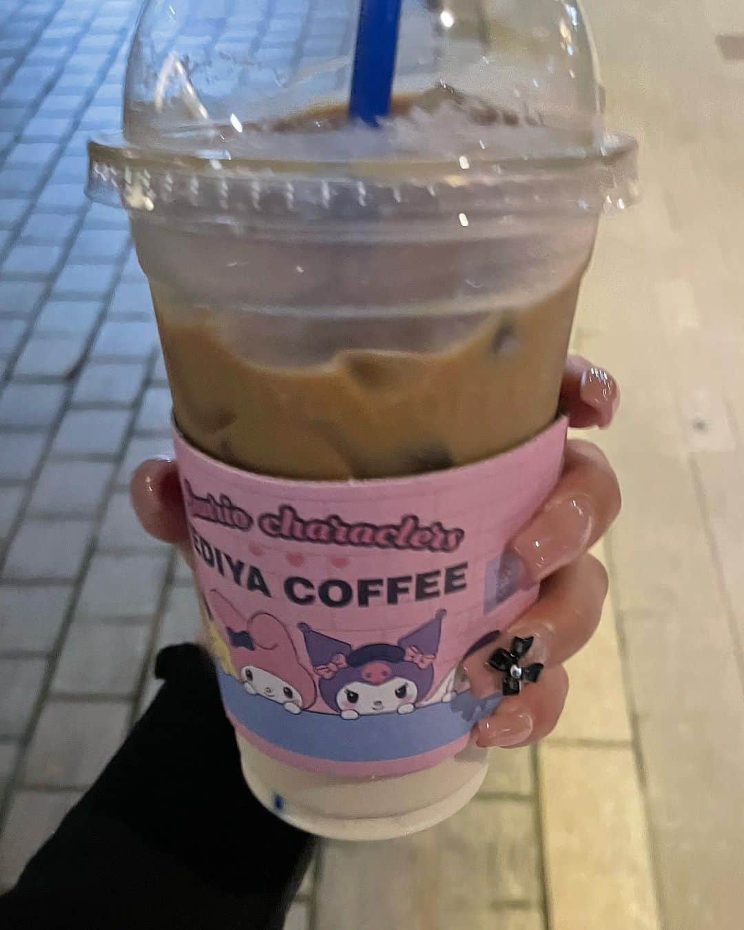 河﨑莉奈さんのインスタグラム写真 - (河﨑莉奈Instagram)「리본네일🎀🖤 💅🏻@_jemiy_u 고마워요 ₍ᐢ‥ᐢ₎ ୨୧ 韓国の ...