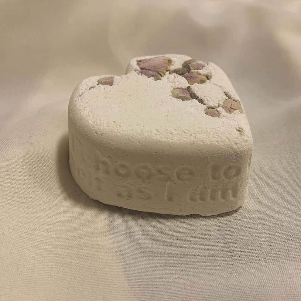 4meee!さんのインスタグラム写真 - (4meee!Instagram)「【ラッシュのバスボムで気分の上がるバスタイム🛀】 ラッシュのバスボムは プチギフトの定番🤍 ホテルステイやお家での ...