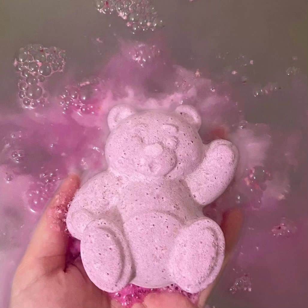 4meee!さんのインスタグラム写真 - (4meee!Instagram)「【ラッシュのバスボムで気分の上がるバスタイム🛀】 ラッシュのバスボムは プチギフトの定番🤍 ホテルステイやお家での ...