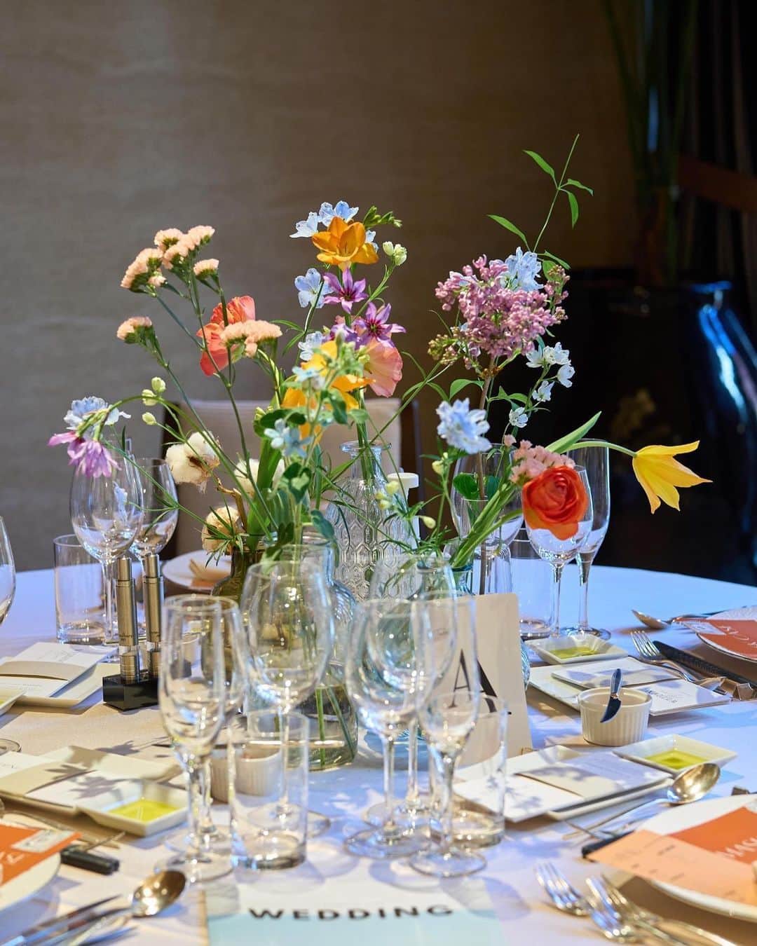 ゼクシィさんのインスタグラム写真 - (ゼクシィInstagram)「. 【オレンジ・水色etc."春色"ゲストテーブル装花】 . 結婚式のテーマカラーである オレンジと水色をベースに ...