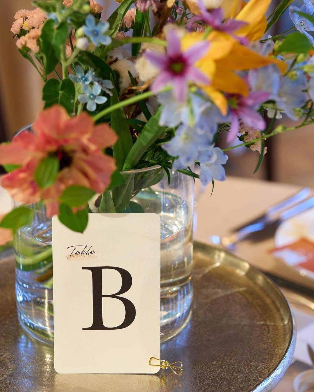 ゼクシィさんのインスタグラム写真 - (ゼクシィInstagram)「. 【オレンジ・水色etc."春色"ゲストテーブル装花】 . 結婚式のテーマカラーである オレンジと水色をベースに ...