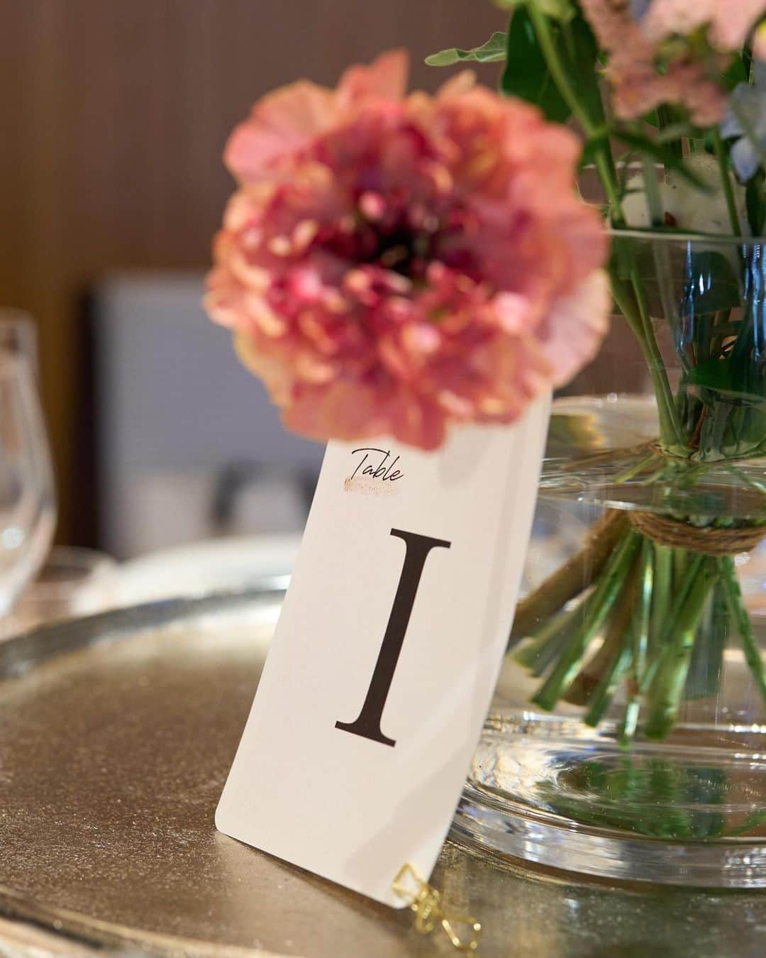 ゼクシィさんのインスタグラム写真 - (ゼクシィInstagram)「. 【オレンジ・水色etc."春色"ゲストテーブル装花】 . 結婚式のテーマカラーである オレンジと水色をベースに ...