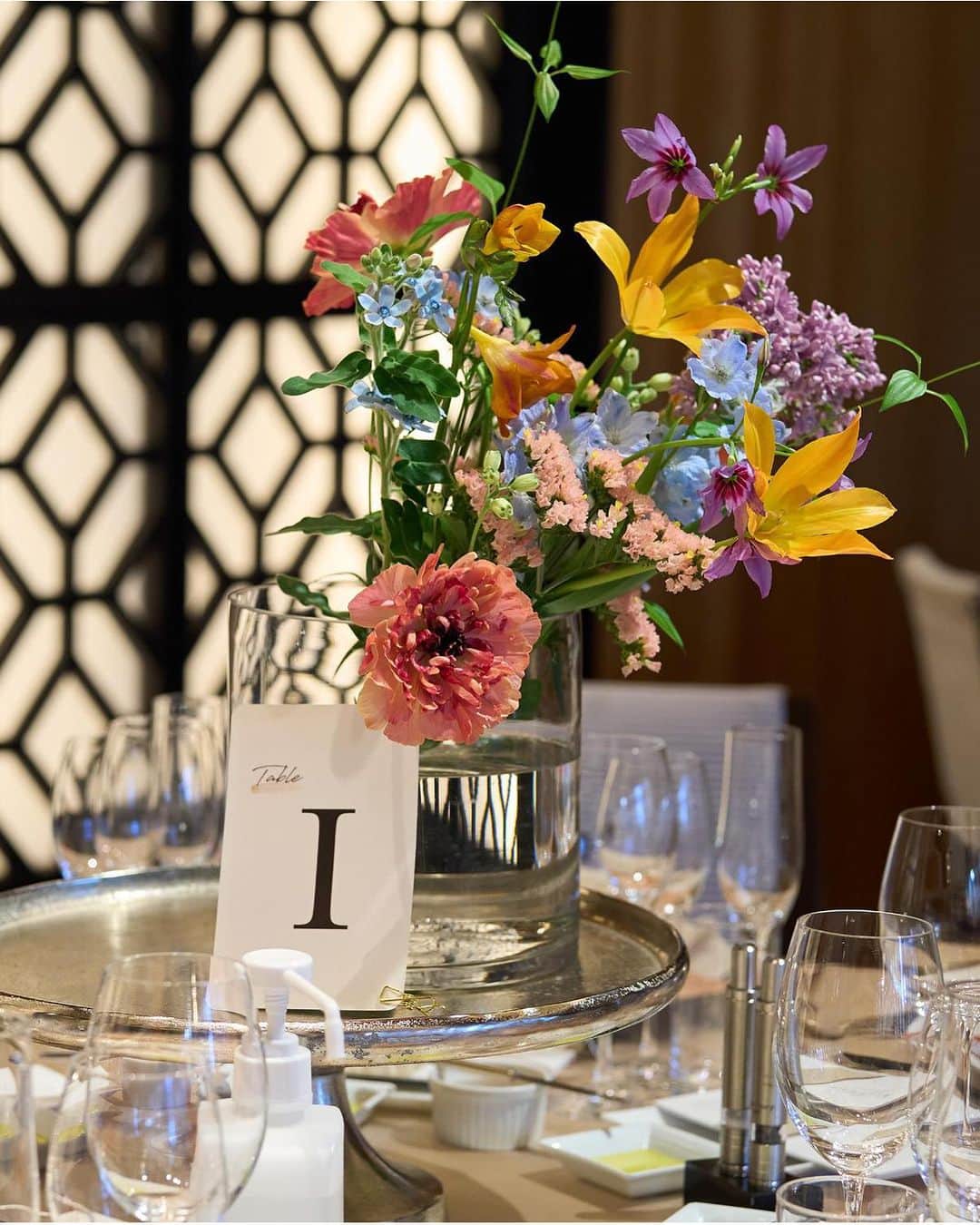 ゼクシィさんのインスタグラム写真 - (ゼクシィInstagram)「. 【オレンジ・水色etc."春色"ゲストテーブル装花】 . 結婚式のテーマカラーである オレンジと水色をベースに ...