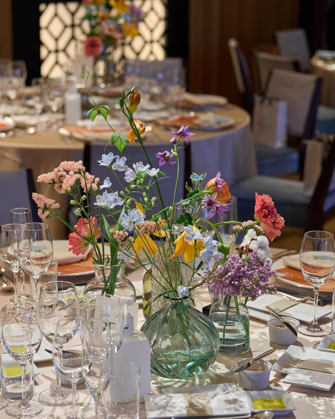 ゼクシィさんのインスタグラム写真 - (ゼクシィInstagram)「. 【オレンジ・水色etc."春色"ゲストテーブル装花】 . 結婚式のテーマカラーである オレンジと水色をベースに ...