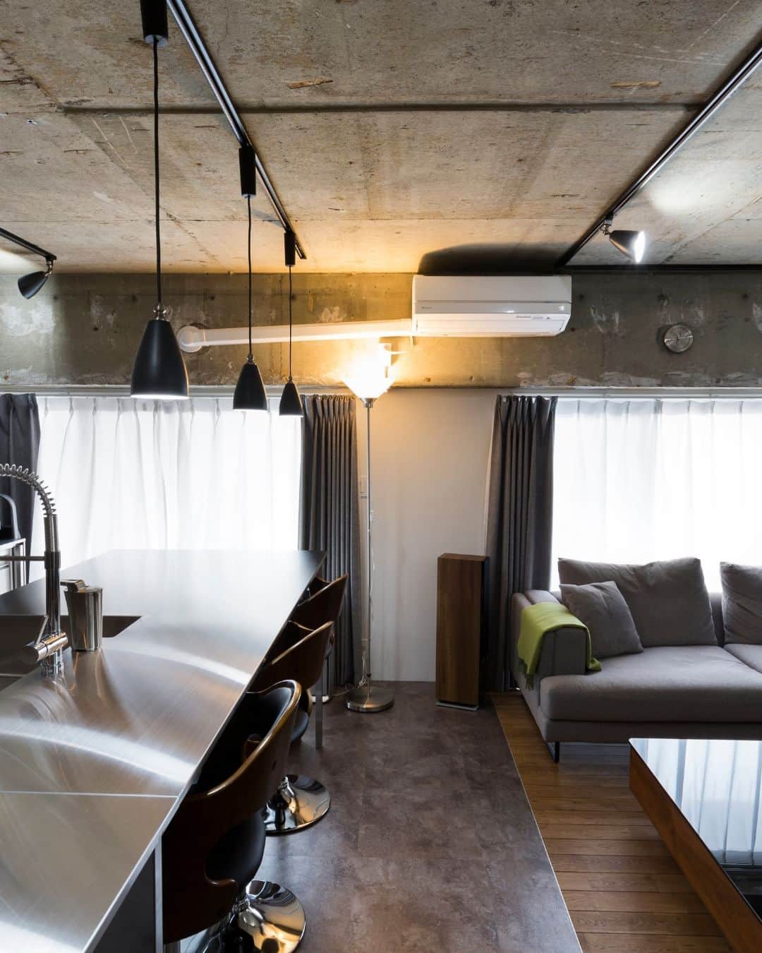 リノベる。公式 さんのインスタグラム写真 - (リノベる。公式 Instagram)「💁‍♀️ PICK UP事例 💁‍♀️ 『男の厨房が出迎える家』 65.4m²／1LDK+WIC ...