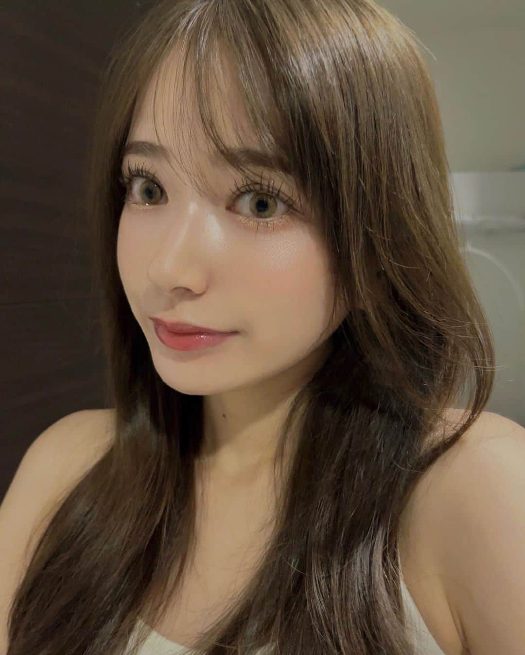 桑島 夢さんのインスタグラム写真 - (桑島 夢Instagram)「. 最近の美容事情とメイク道具💭 フェイシャルエステでクリスティーナをしました🤍お肌ピカピカ 化粧下地だけでいけた🫰🏻 ...