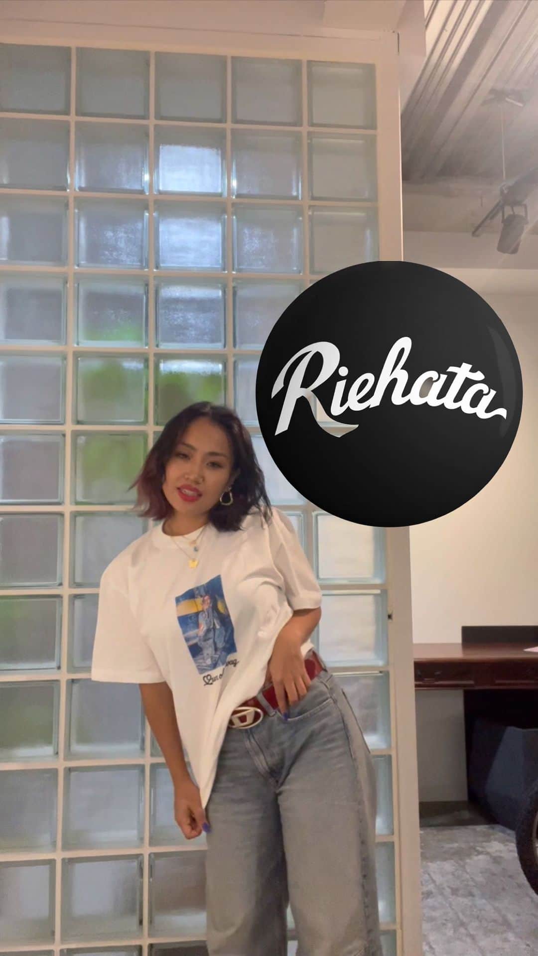 RIEHATAさんのインスタグラム動画 - (RIEHATAInstagram)「insta live的な商品説明① -Tシャツ編- ⬛︎Photo T(FC会員限定) ⬛︎Queen of ...