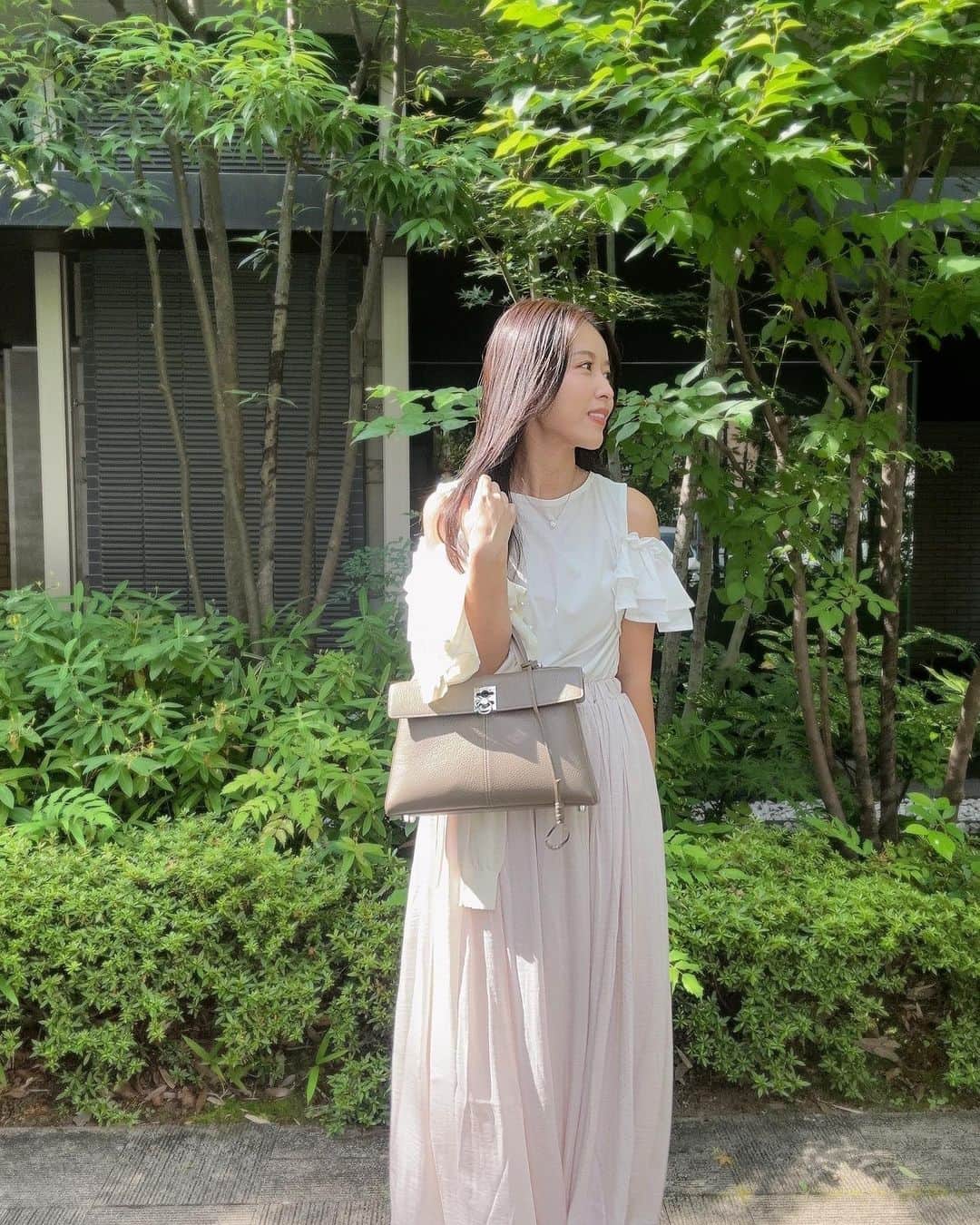 中野綾香さんのインスタグラム写真 - (中野綾香Instagram)「Alotta で購入1万5000円以内コーデ♡ 1コーデ目(1.2.3枚目) 👗着用アイテム3点 ♢肩開き2WAYフリル ...