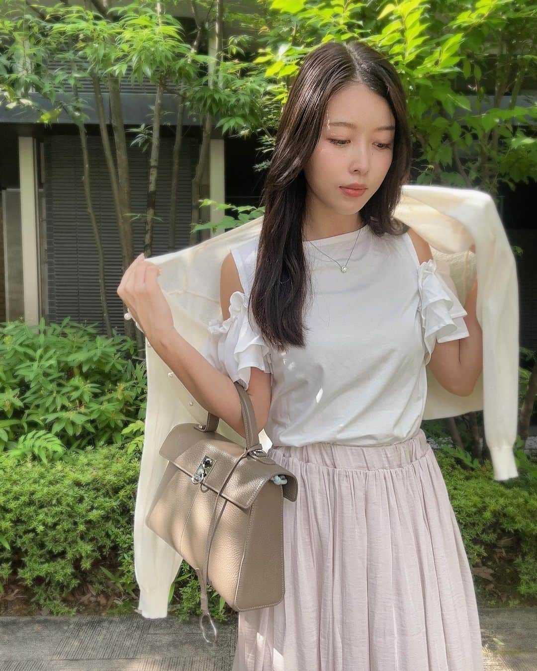 中野綾香さんのインスタグラム写真 - (中野綾香Instagram)「Alotta で購入1万5000円以内コーデ♡ 1コーデ目(1.2.3枚目) 👗着用アイテム3点 ♢肩開き2WAYフリル ...