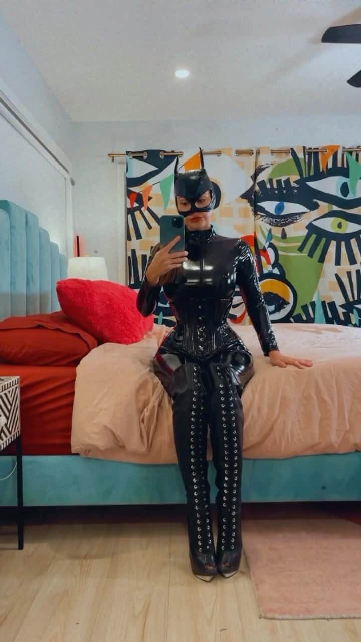 Abigail Macさんのインスタグラム動画 - (Abigail MacInstagram)「My mask is too big 🤣 who should I cosplay next ...