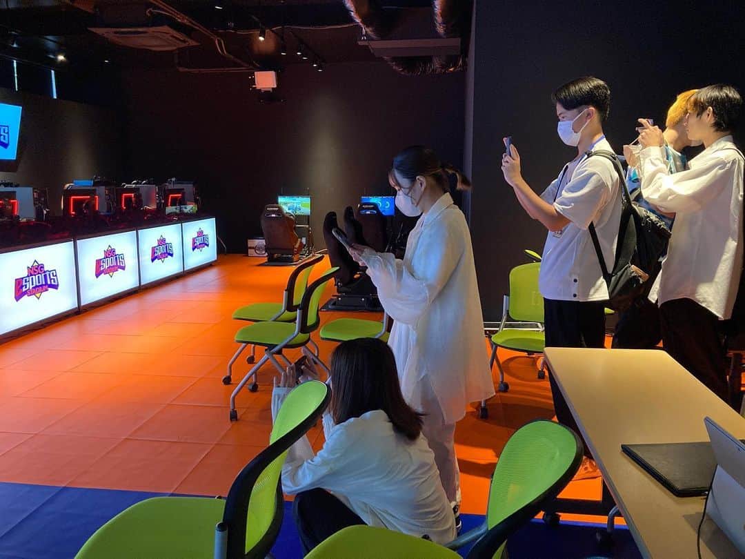 NCC新潟コンピュータ専門学校さんのインスタグラム写真 - (NCC新潟コンピュータ専門学校Instagram)「【授業風景③】学生が取材中⁉📸 NCC特有の設備「eスポーツスタジアム」を撮影 ...